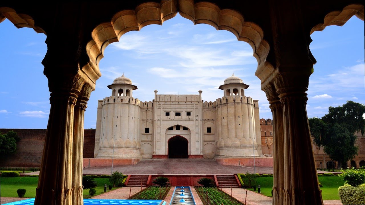 Pakistan's Top Five Mosques & Forts That You Must Visit In 2018